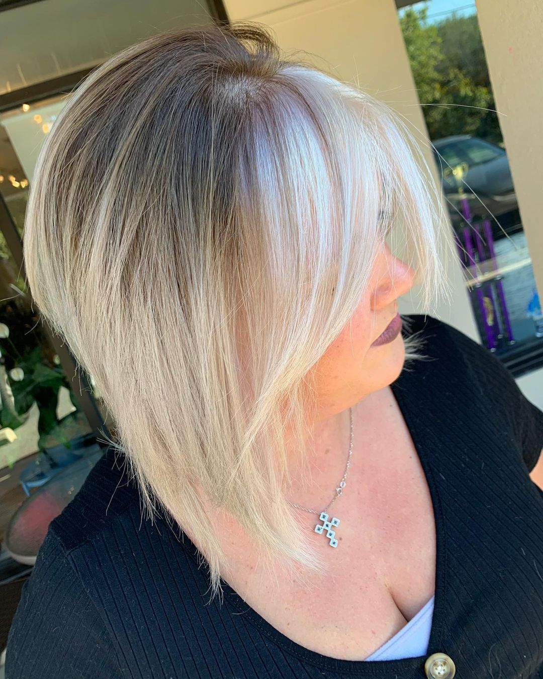 Edge of Elegance: Short Bleached Hair with Dark Roots