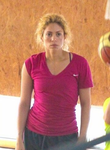 How to Make a Statement with Shakira No Makeup